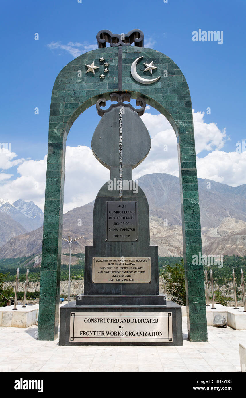 Pakistan - Gilgit - Denkmal für den Bau des Karakorum Highway ...