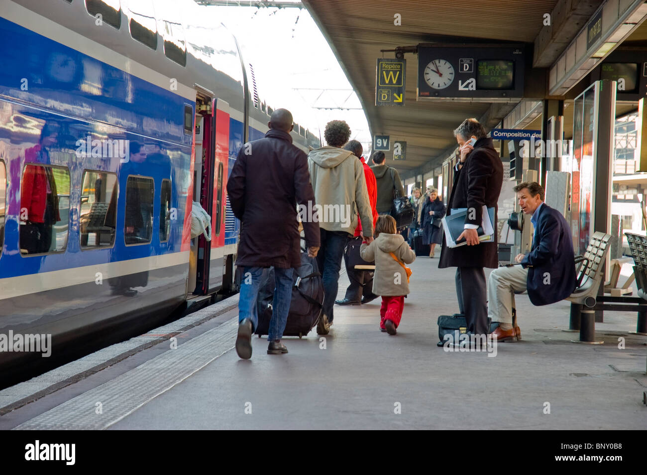 TGV-Schnellzug, Lyon Frankreich, Passagiere, die auf dem sncf-Bahnsteig ... TGV-Schnellzug, Lyon Frankreich, Passagiere, die auf dem sncf-Bahnsteig ...
