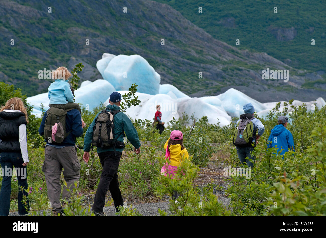 Familie genießt einen Tag am Spencer Gletscher mit einem Alaskan Park ...