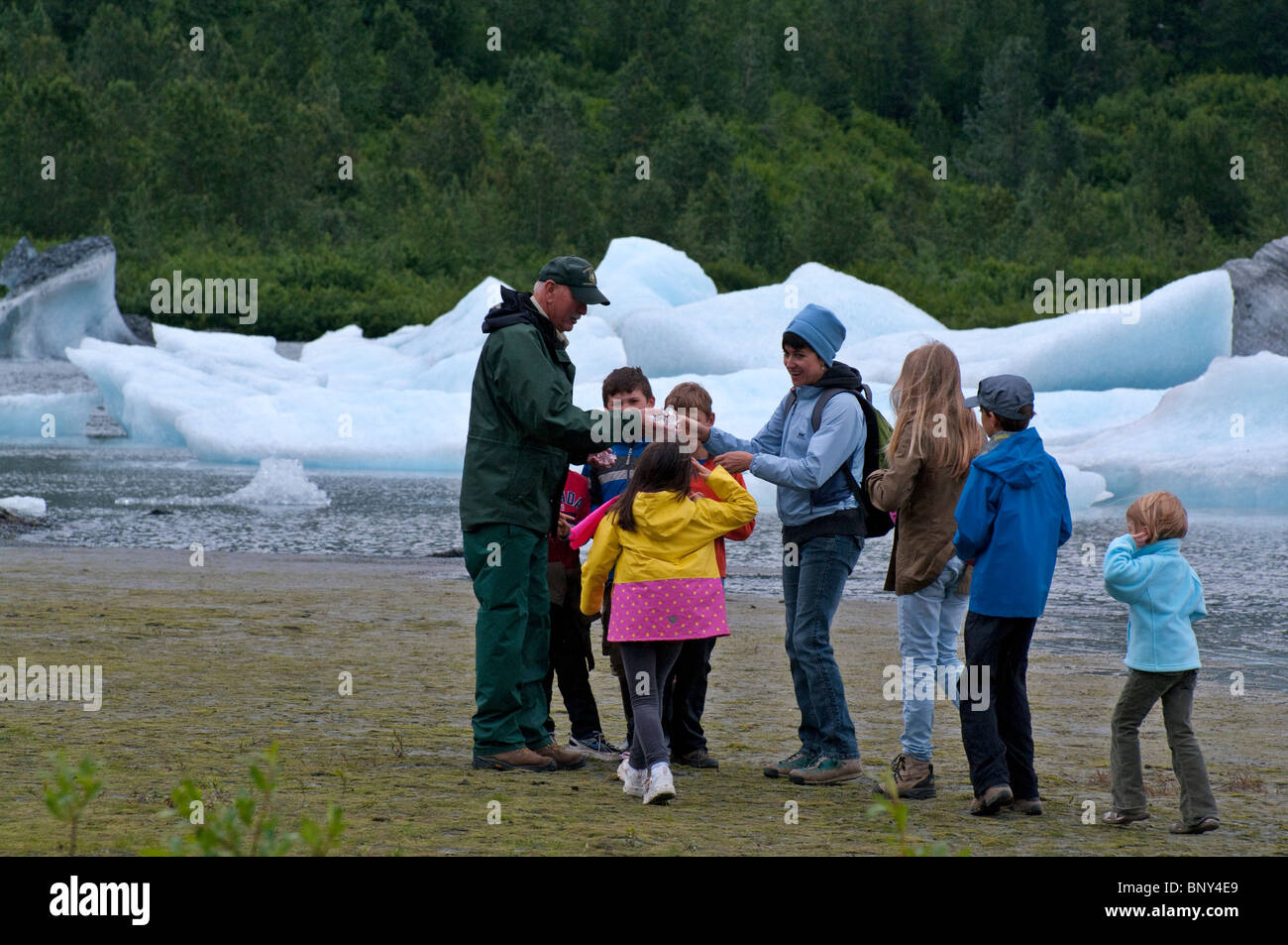 Familie genießt einen Tag am Spencer Gletscher mit einem Alaskan Park ...