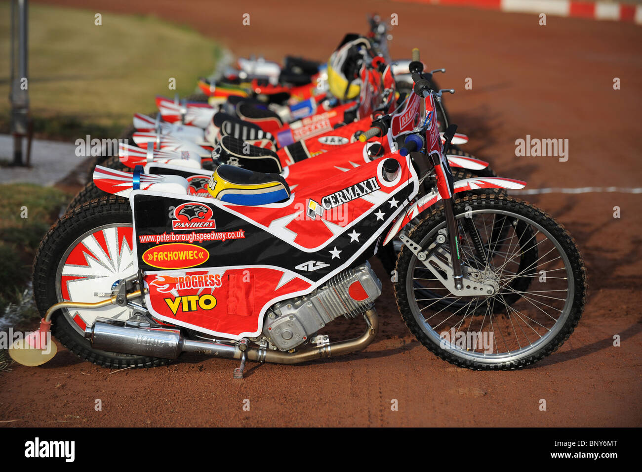 Speedway-Motorräder sind auf dem Weg vor dem Rennen aufgereiht ...