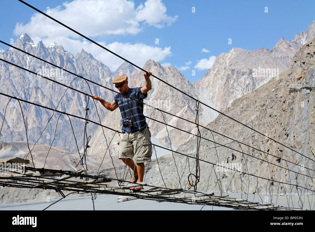 Pakistan - Karakorum - Hunza-Tal - Tourist Überquerung einer ...
