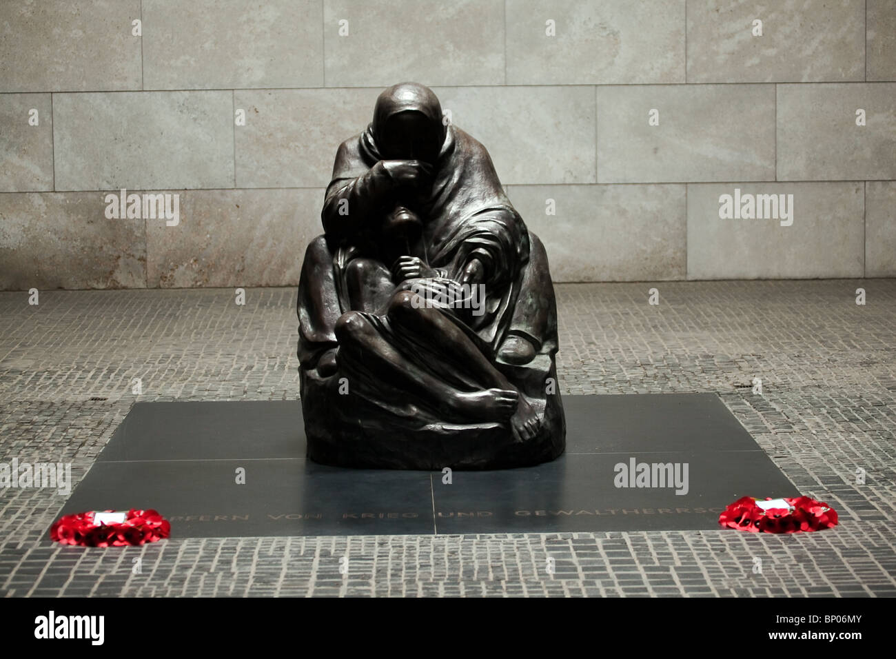 Kathe kollwitz mutter mit ihrem toten sohn oder pieta -Fotos und -Bildmaterial in hoher ...