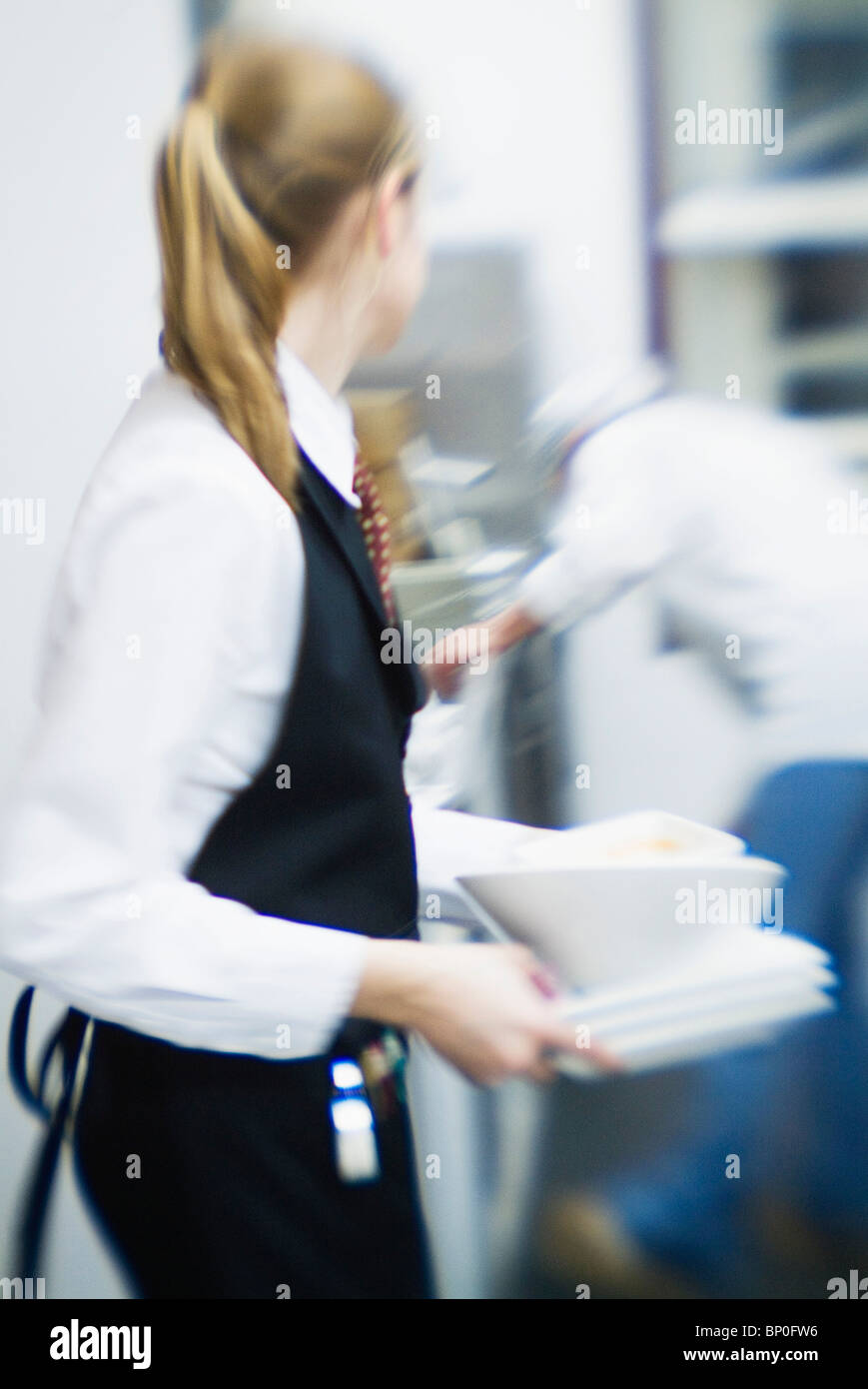 Kellnerin in einem restaurant Stockfotografie - Alamy