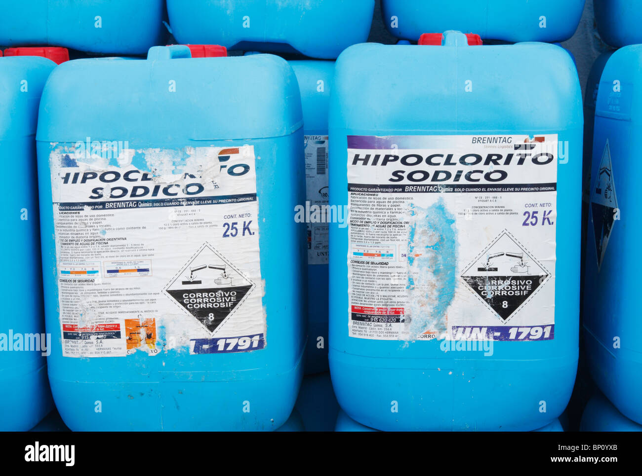 Container mit Hipoclorito Sodico (Natriumhypochlorit) Hotel in Spanien ...