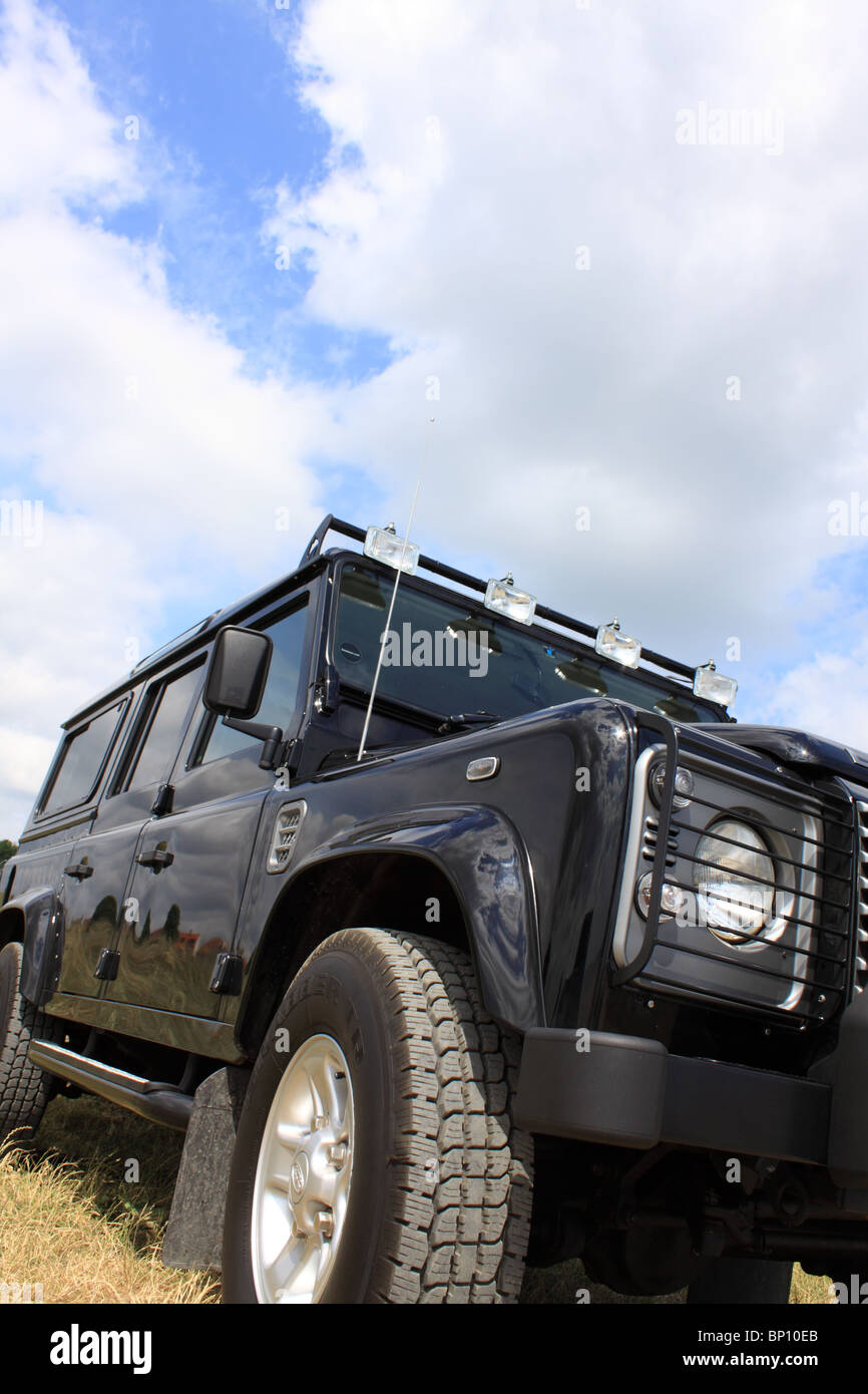 Black land rover defender 110 -Fotos und -Bildmaterial in hoher ...