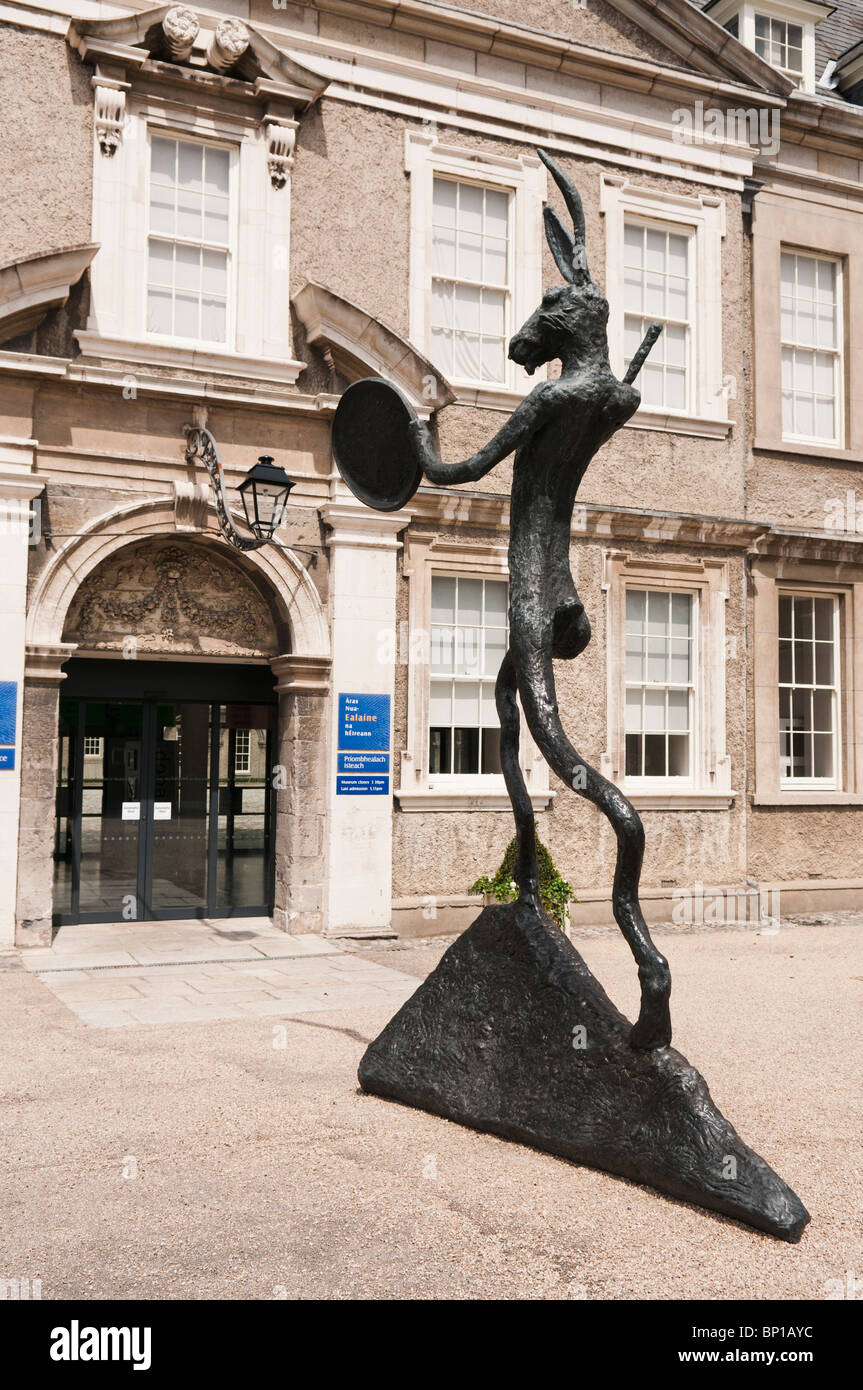 Bronze-Statue von einem irischen Hase vor dem Haupteingang des Irish ...