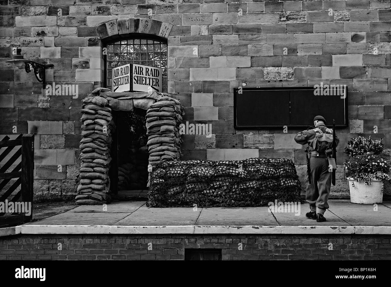 Ein luftschutzbunker schwarz weiß -Fotos und -Bildmaterial in hoher ...