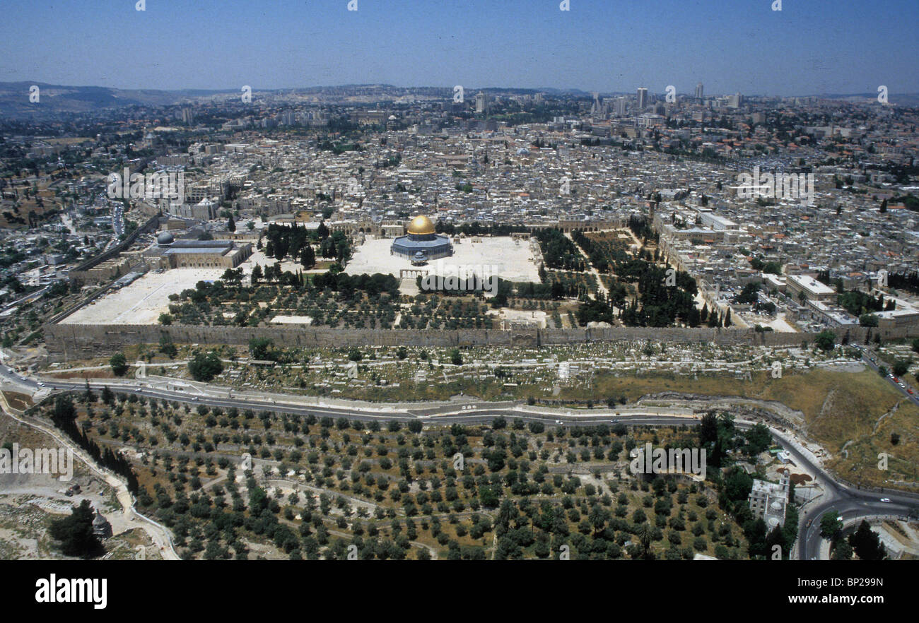 JERUSALEM - LUFTBILD AUS OSTEN MIT DEM TEMPELBERG & DIE MOSCHEE VON ...