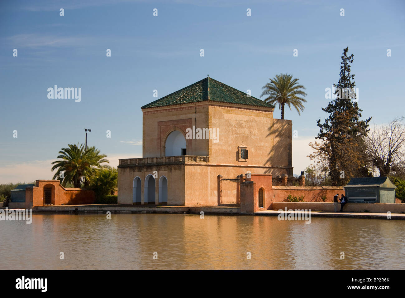 Der Saadian Dynastie Pavillon auf die Menara-Gärten in Marrakesch mit ... Der Saadian Dynastie Pavillon auf die Menara-Gärten in Marrakesch mit ...