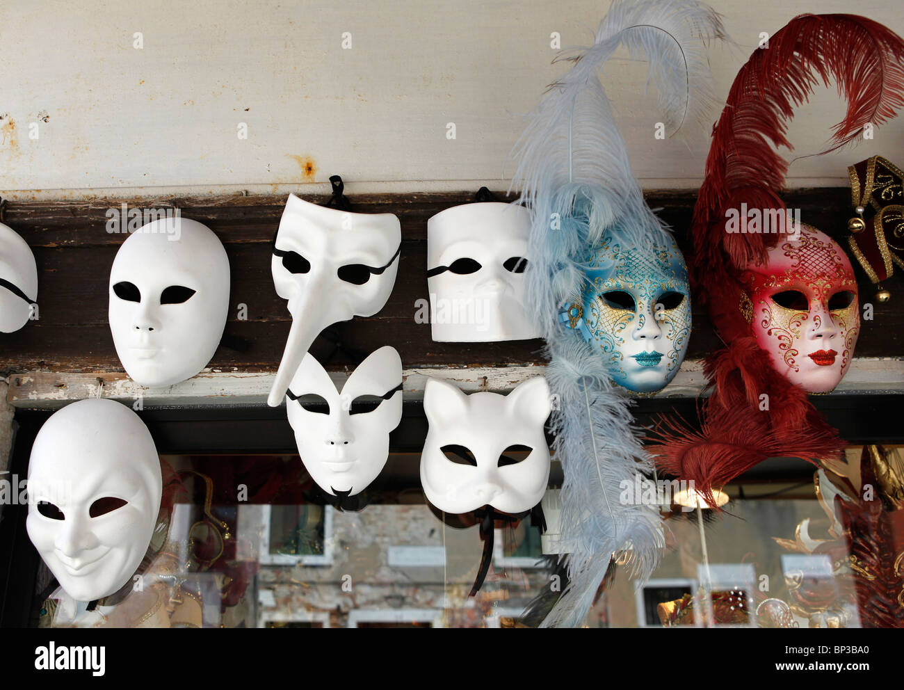 Venezianische Masken zum Verkauf in einem Souvenirladen in Venedig ...