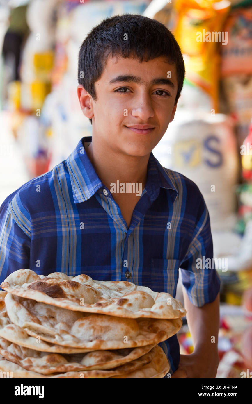 Junge liefern Naan in den Basar, Dohuk, Kurdistan, Irak Stockfotografie ...