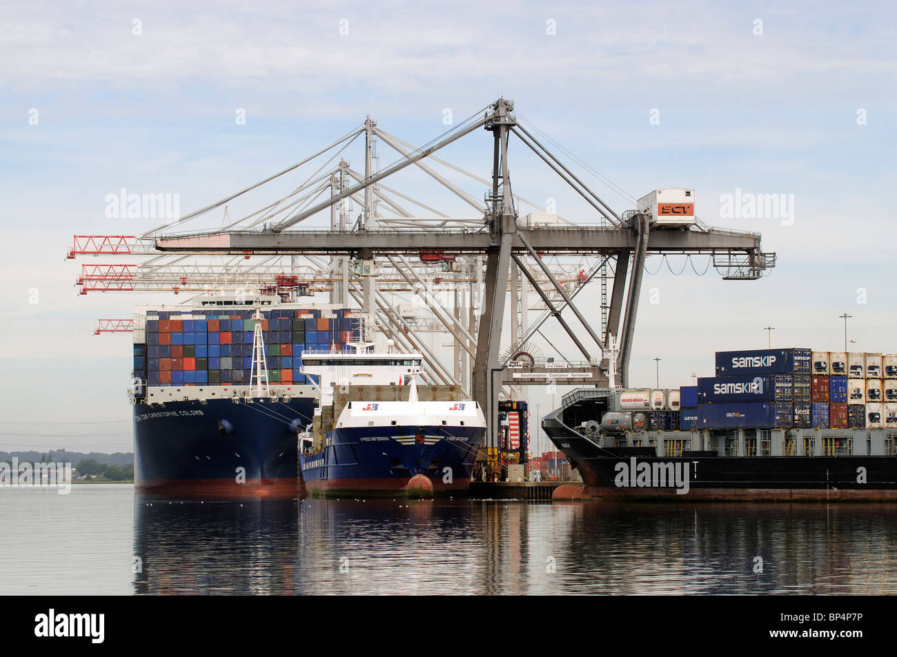 DP World ABP Southampton marine Container terminal Süd England UK ...