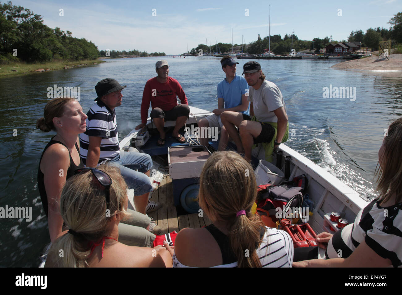 Gruppe von freunden, die im hafen landen -Fotos und -Bildmaterial in ...