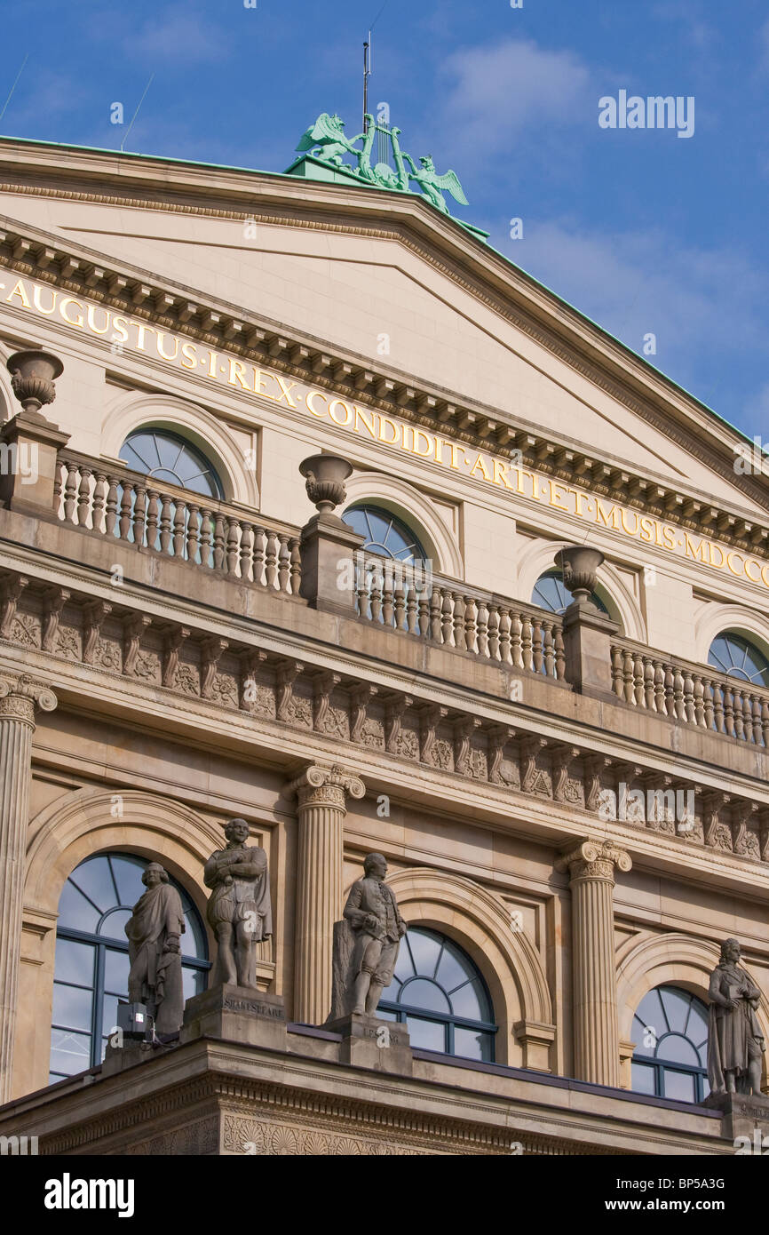 Oper und opernplatz -Fotos und -Bildmaterial in hoher Auflösung – Alamy