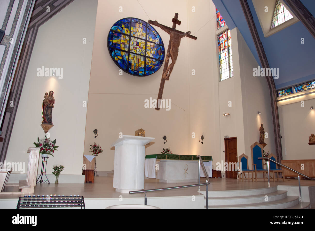 Kirchenaltar mit kruzifix -Fotos und -Bildmaterial in hoher Auflösung ...