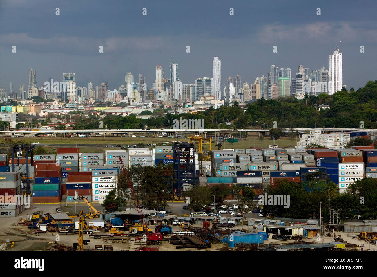 Panama balboa containers -Fotos und -Bildmaterial in hoher Auflösung ...