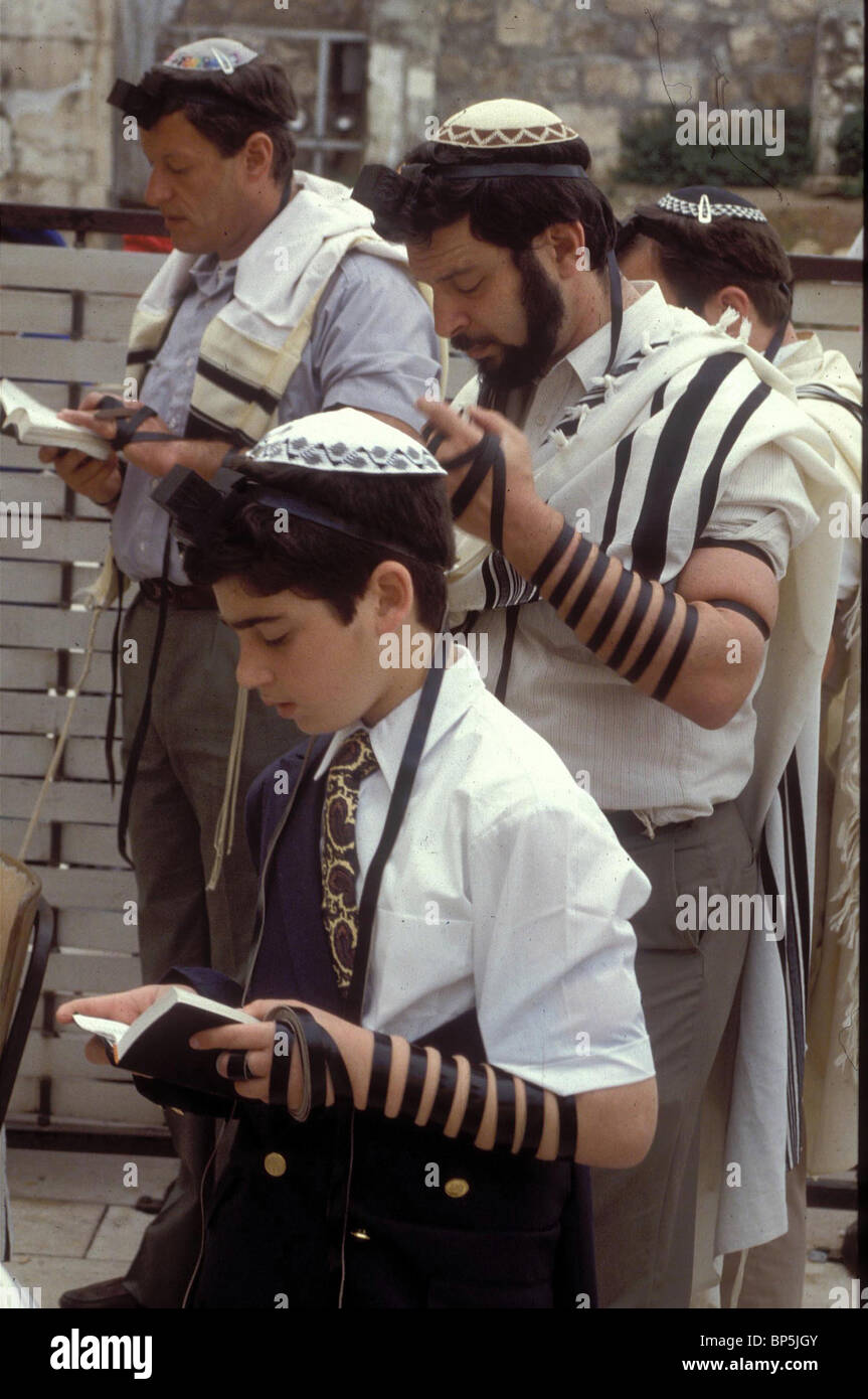 3934. BARMITZVAH BOYS BEIM GEBET MIT TALIT (GEBETSSCHAL) UND TEFILIN ...