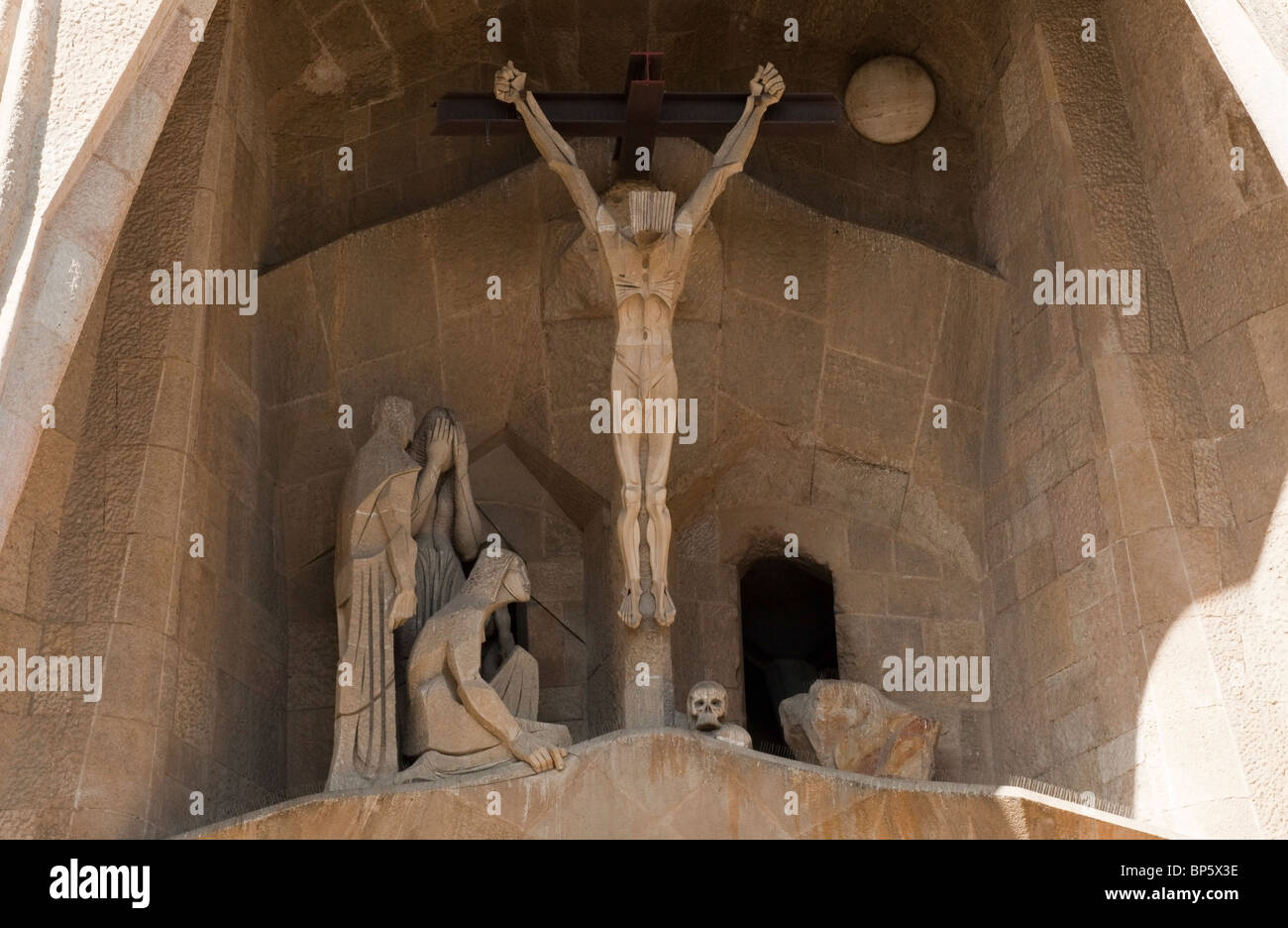 Jesus auf kreuz sagrada familia -Fotos und -Bildmaterial in hoher Auflösung – Alamy