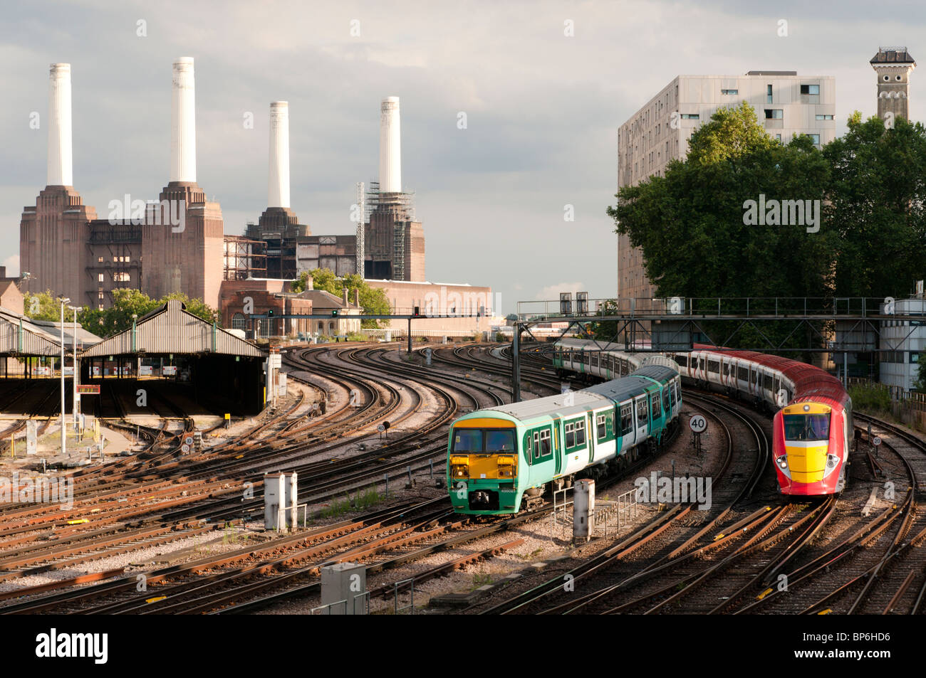 Battersea power station train -Fotos und -Bildmaterial in hoher ...