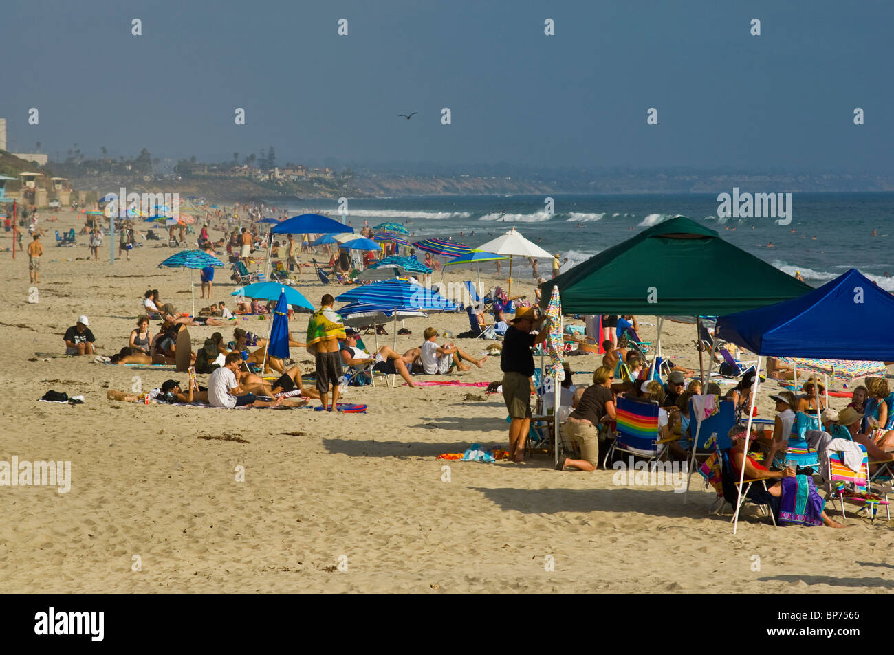 Sand Strand voller Menschen überfüllt im Sommer, Carlsbad State Beach ...