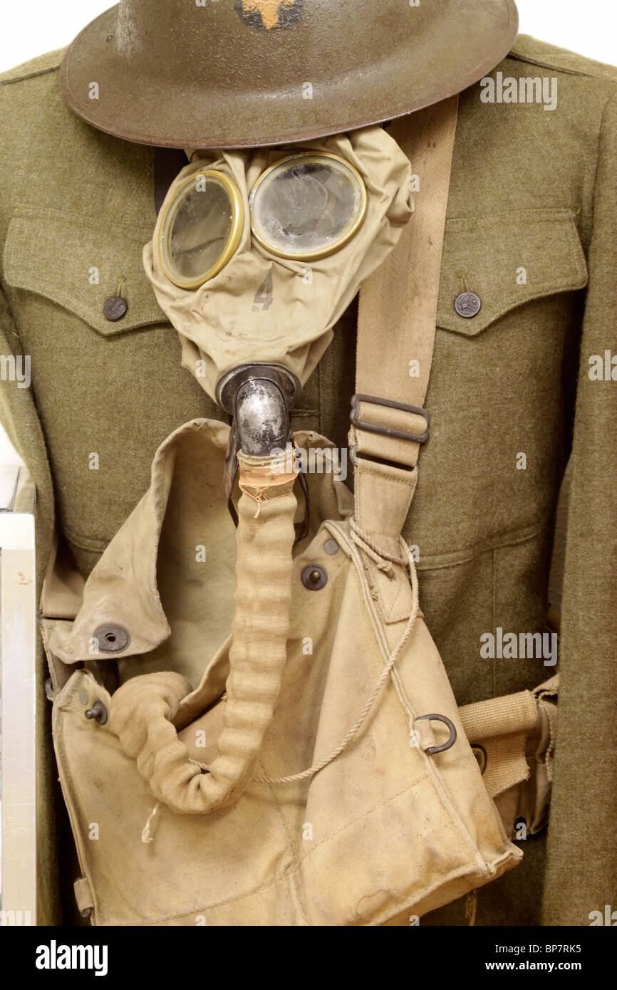 WWI U.S. Armee-Uniform, Helm und Gasmaske Stockfotografie - Alamy