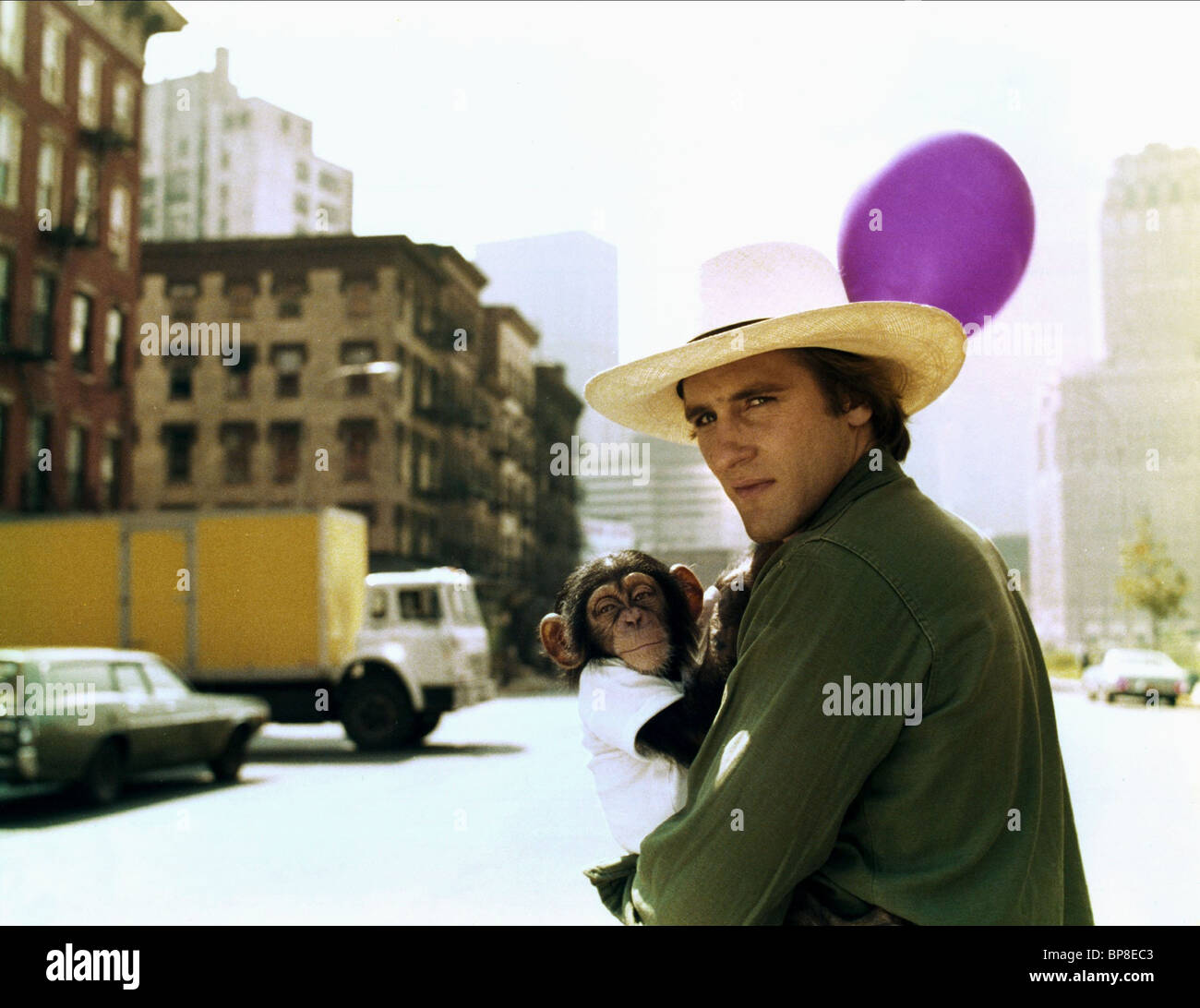 GERARD DEPARDIEU, Schimpanse, BYE BYE MONKEY, 1978 Stockfotografie - Alamy