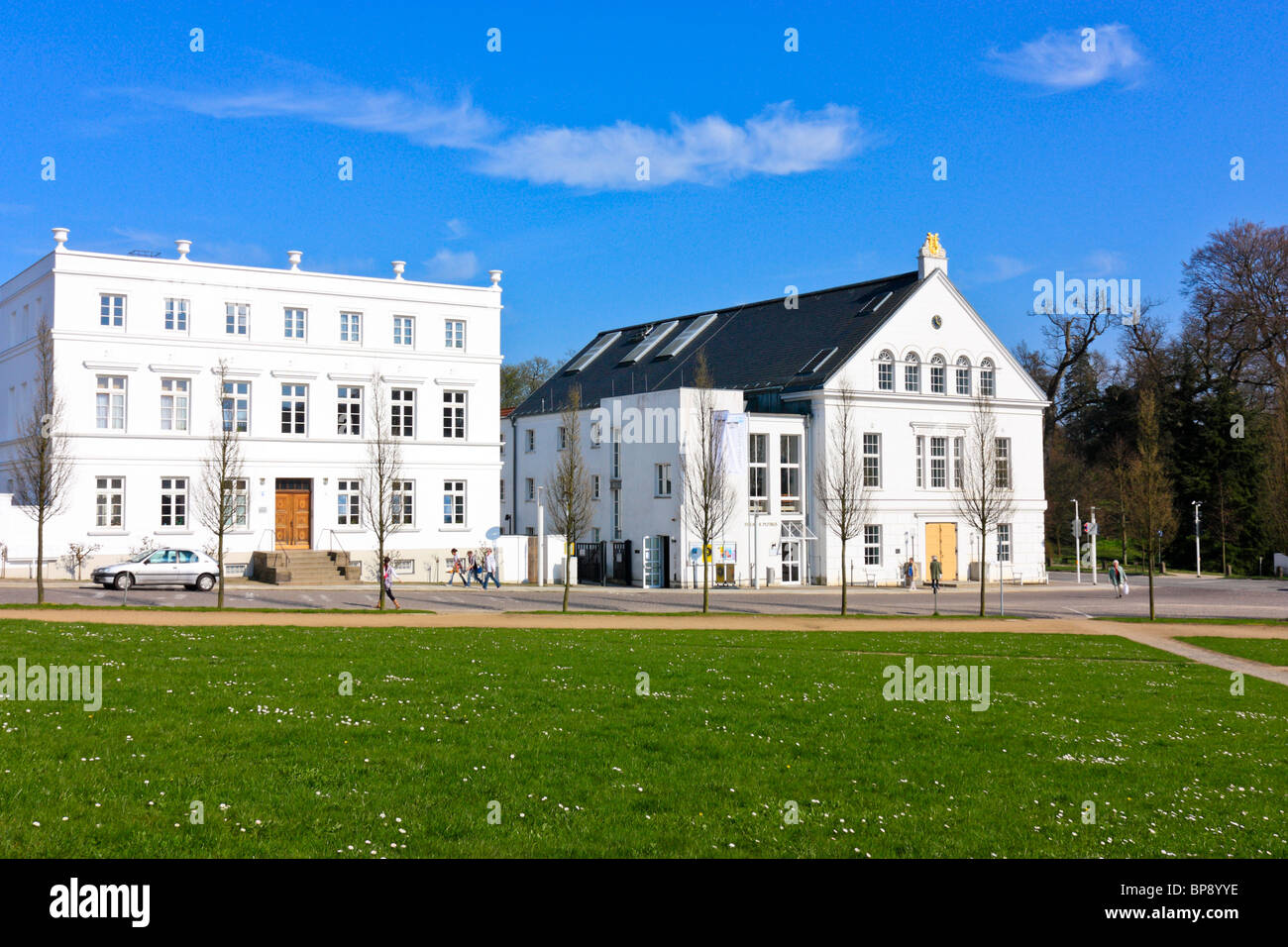 Das Theater und die historischen Häuser rund um den Marktplatz in ...