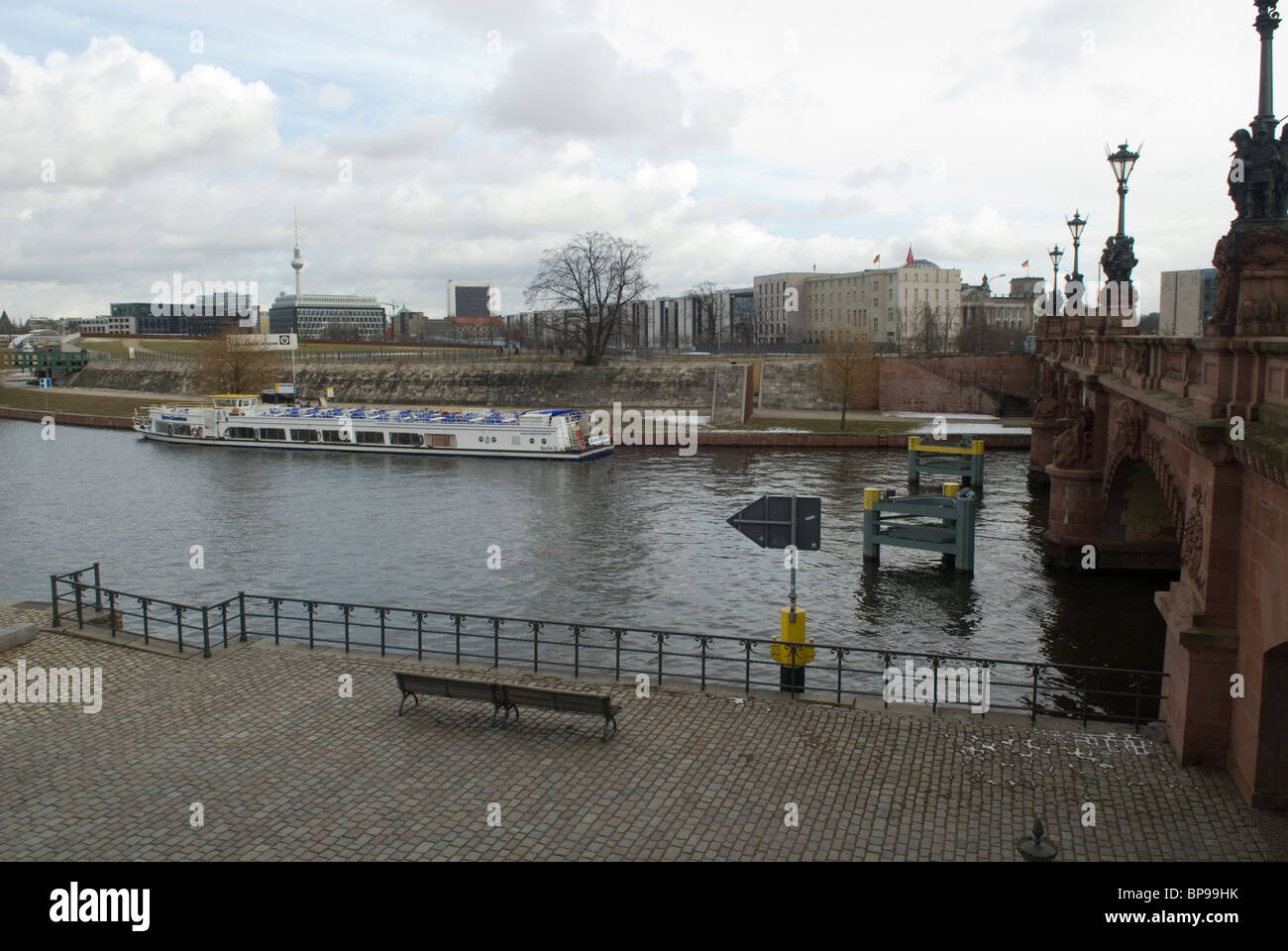Den oder spree kanal und die spree -Fotos und -Bildmaterial in hoher ...