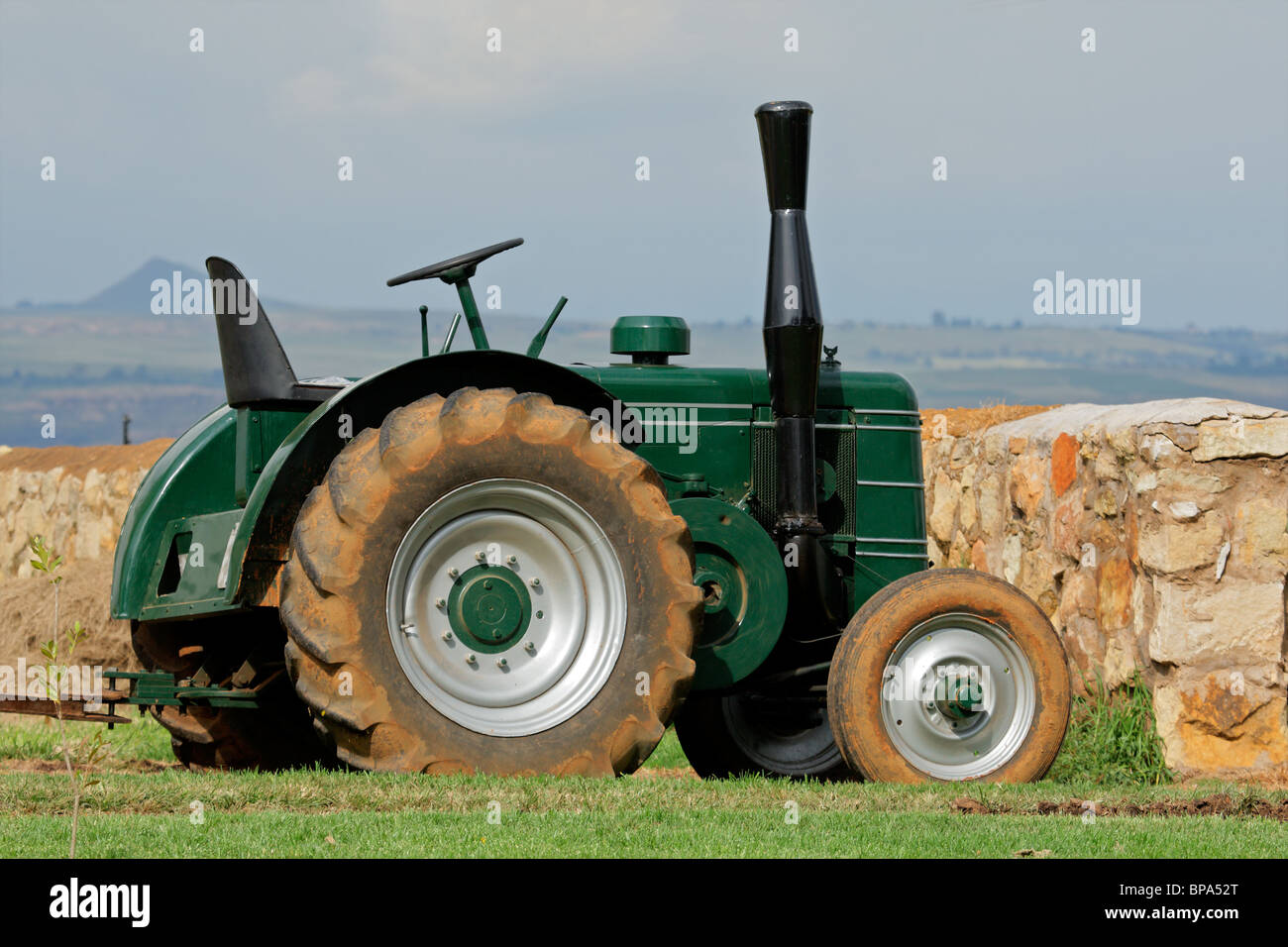 Eine alte Oldtimer-Traktor Stockfotografie - Alamy