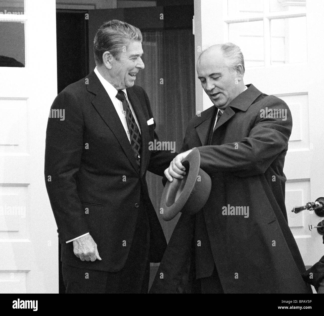 Reagan und Gorbatschow Stockfotos und -bilder Kaufen - Alamy