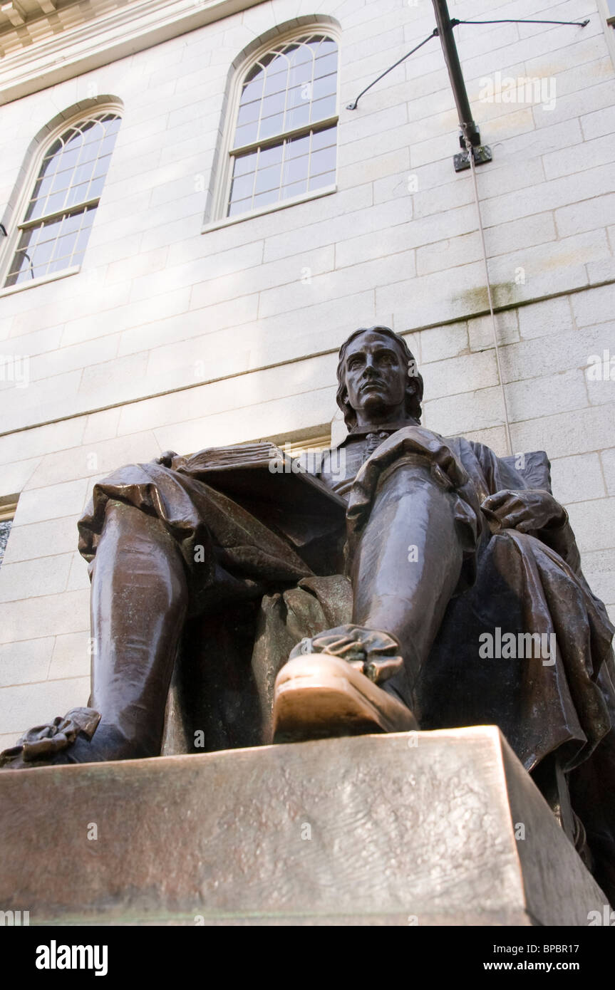 John Harvard-Statue in Harvard University Cambridge Massachusetts, USA ...