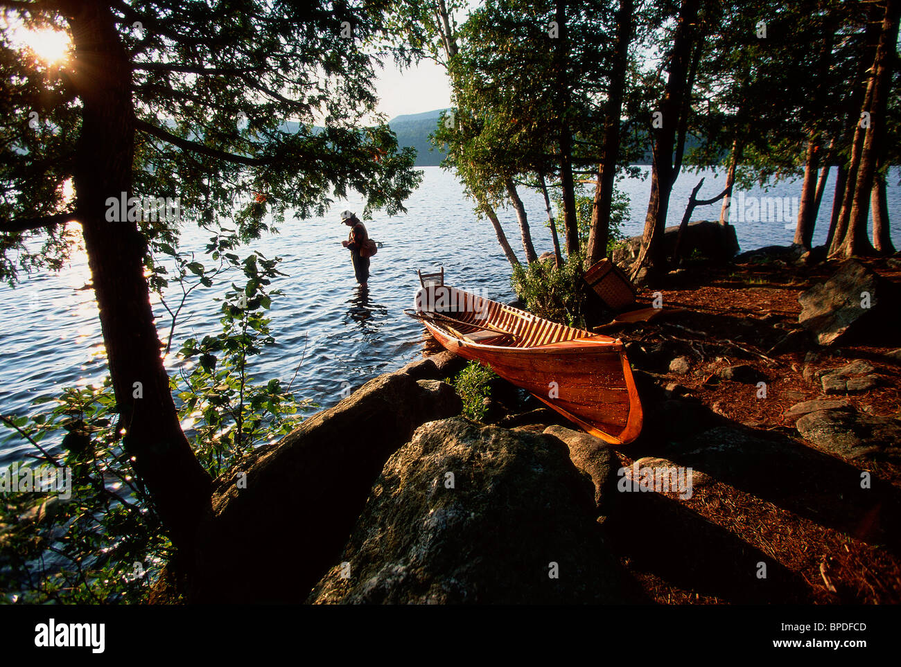 Fischer, waten im See mit Kanus am Ufer Stockfoto, Bild: 31030285 - Alamy