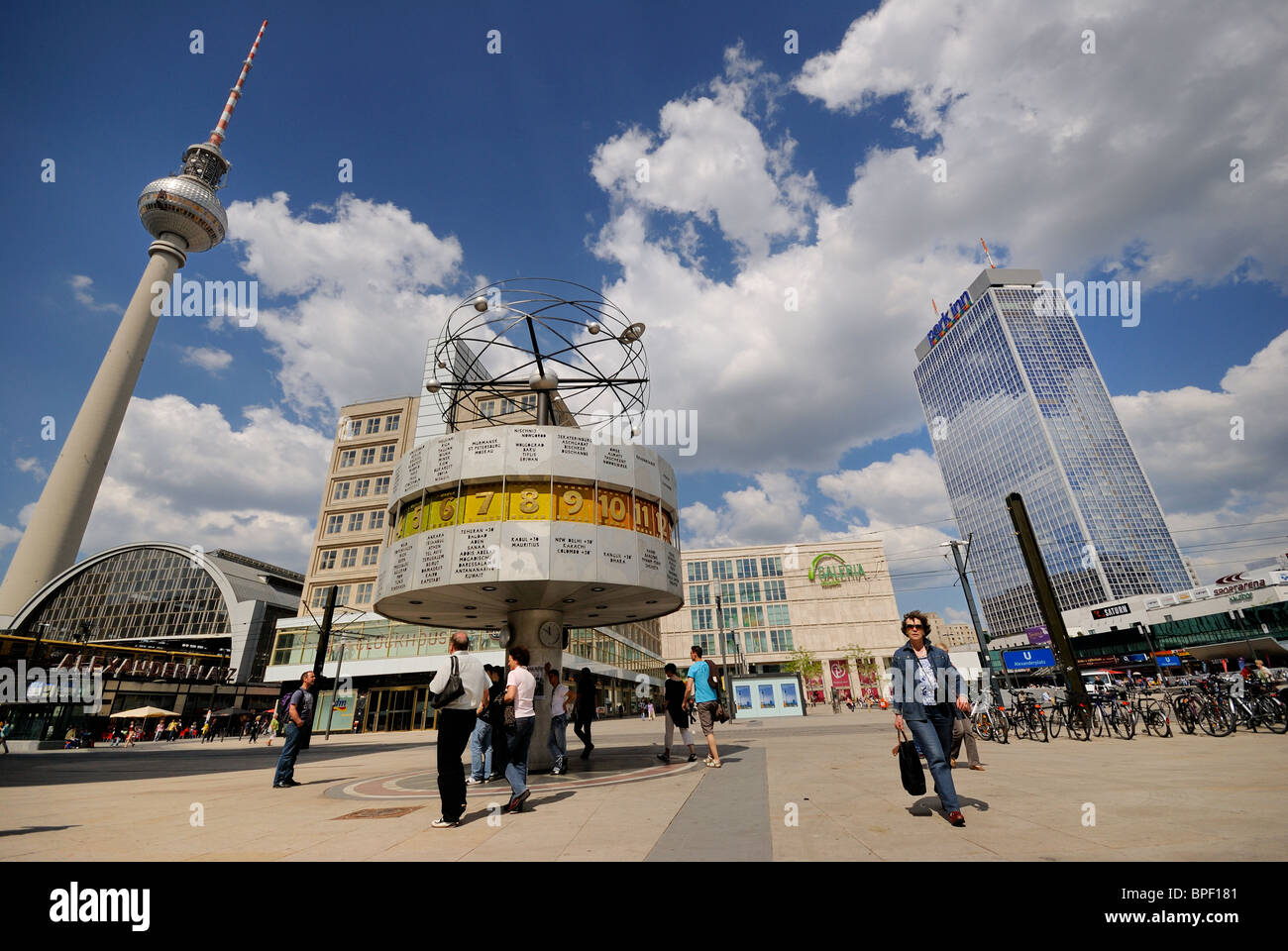 Park inn berlin fernsehturm tram -Fotos und -Bildmaterial in hoher ...