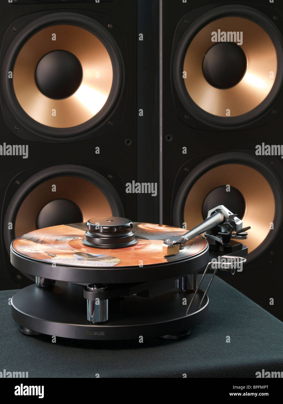 High-End-Plattenspieler mit Lautsprechern in der Hintergrund ...