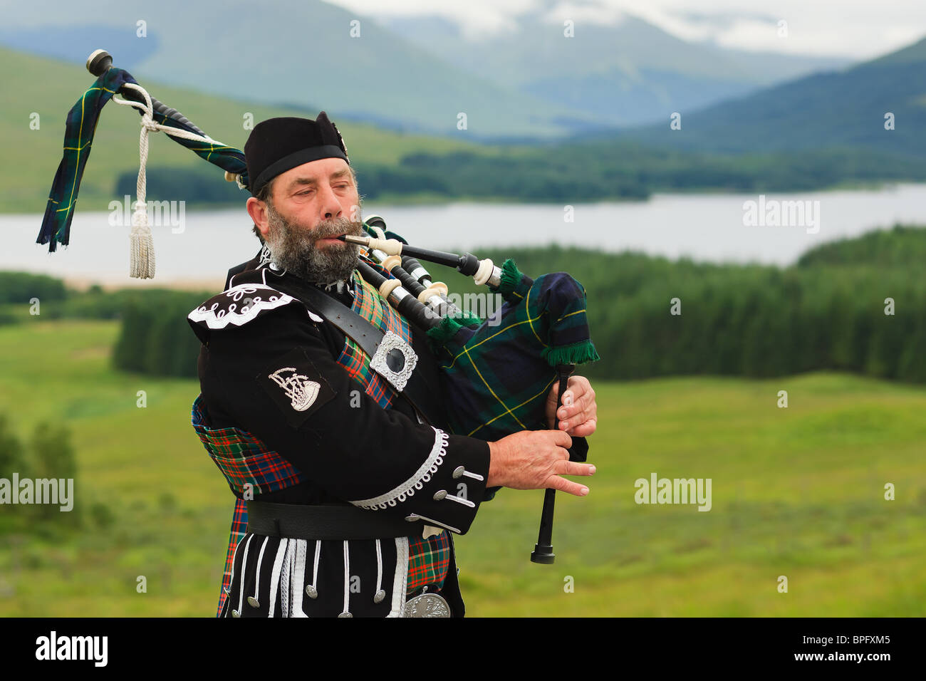 Scotland highlands bagpipes -Fotos und -Bildmaterial in hoher Auflösung ...