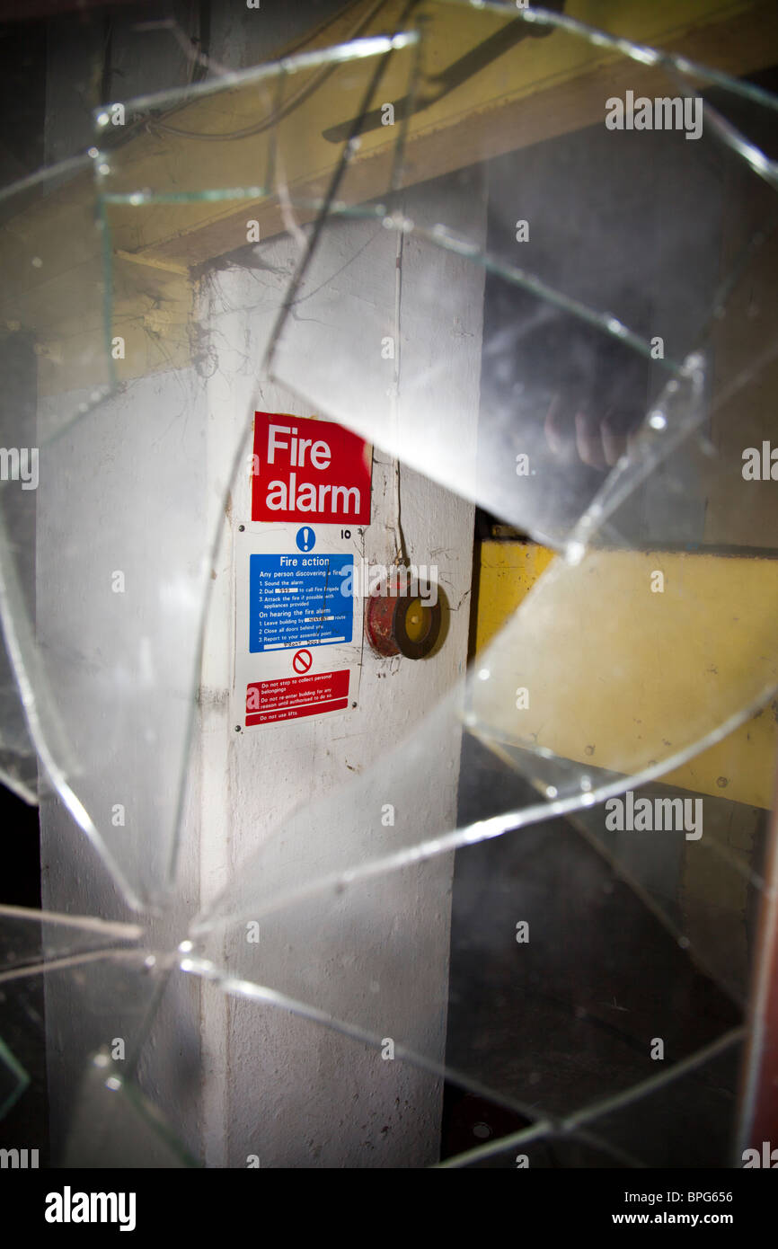 Brechen gebrauch glas gebrochen zerbrochenes warnzeichen alarm fenster ...