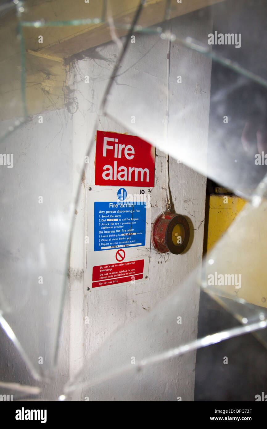 Brechen gebrauch glas gebrochen zerbrochenes warnzeichen alarm fenster ...