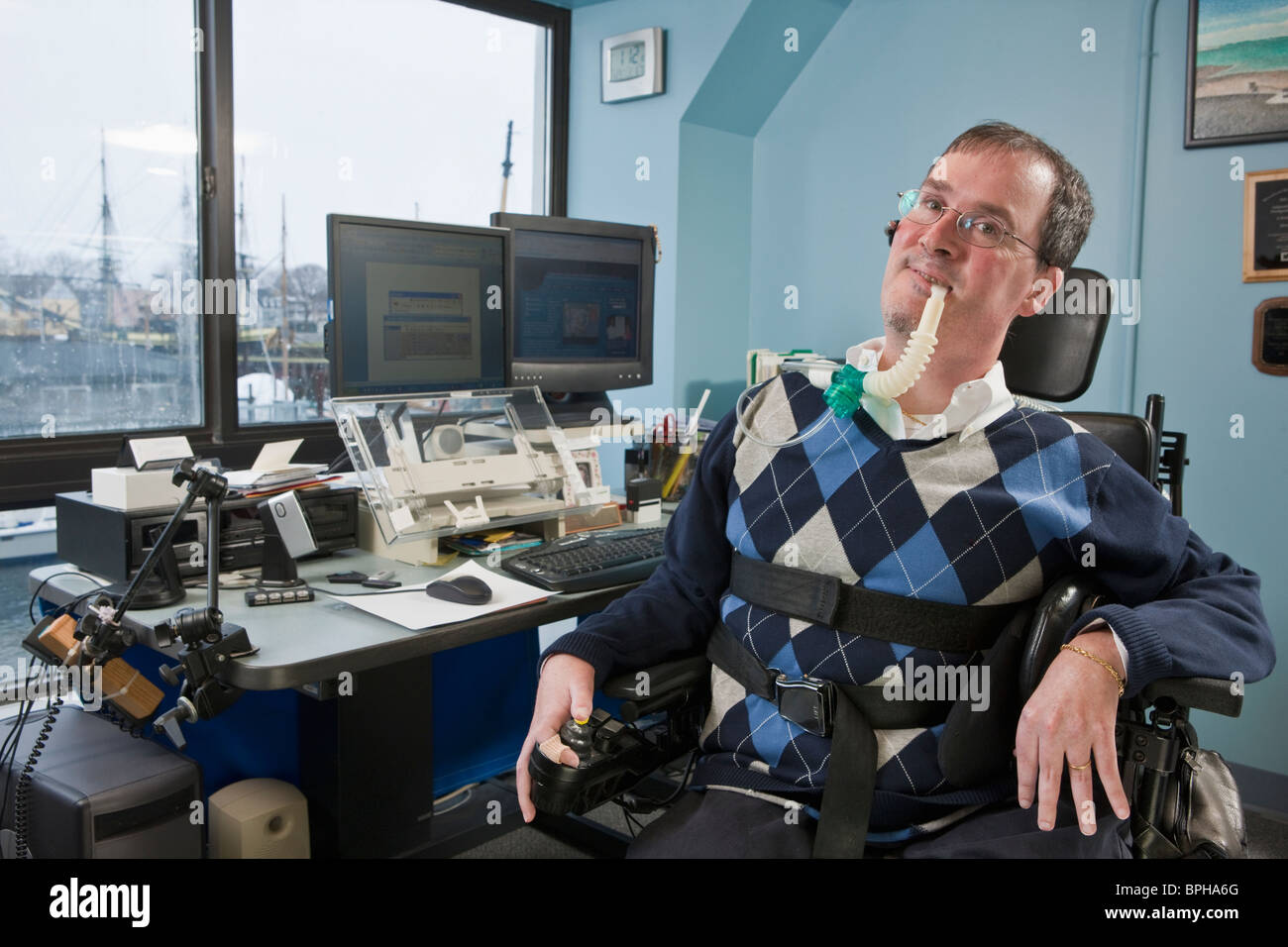 Geschäftsmann mit Duchenne-Muskeldystrophie mit einem Atem-Ventilator ...