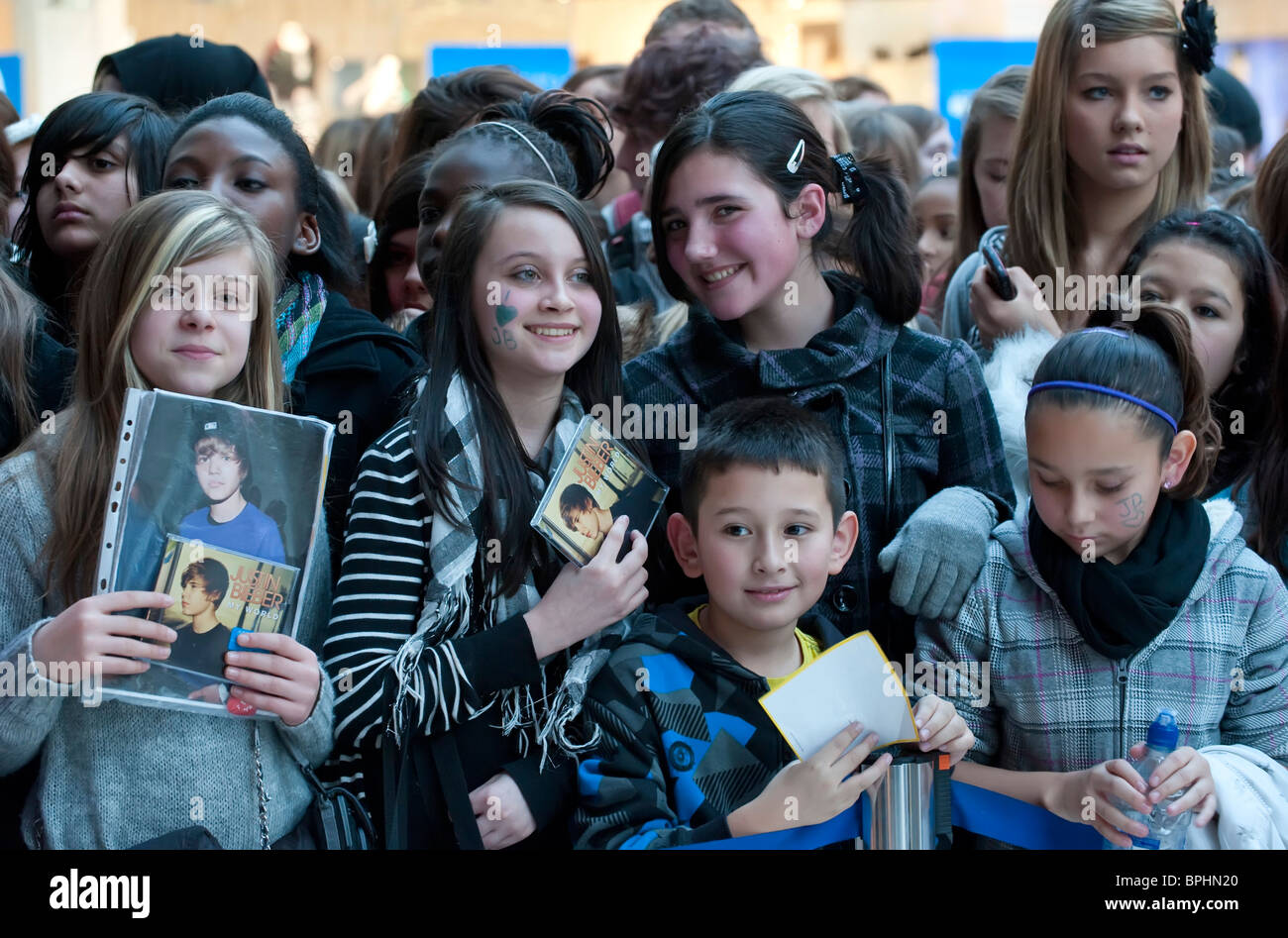 Justin bieber fans justin biebers -Fotos und -Bildmaterial in hoher ...