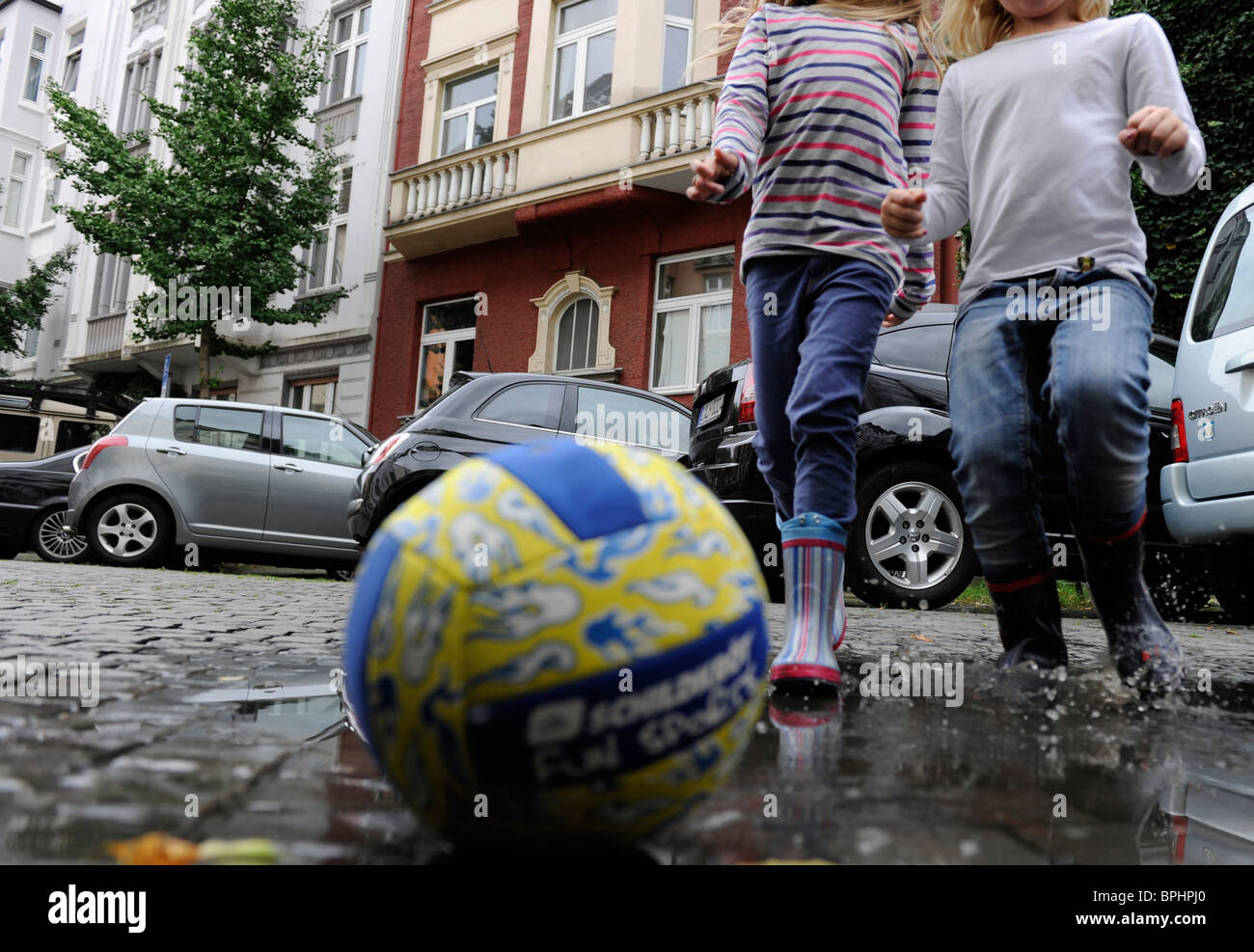 Kinder mit ball -Fotos und -Bildmaterial in hoher Auflösung – Alamy