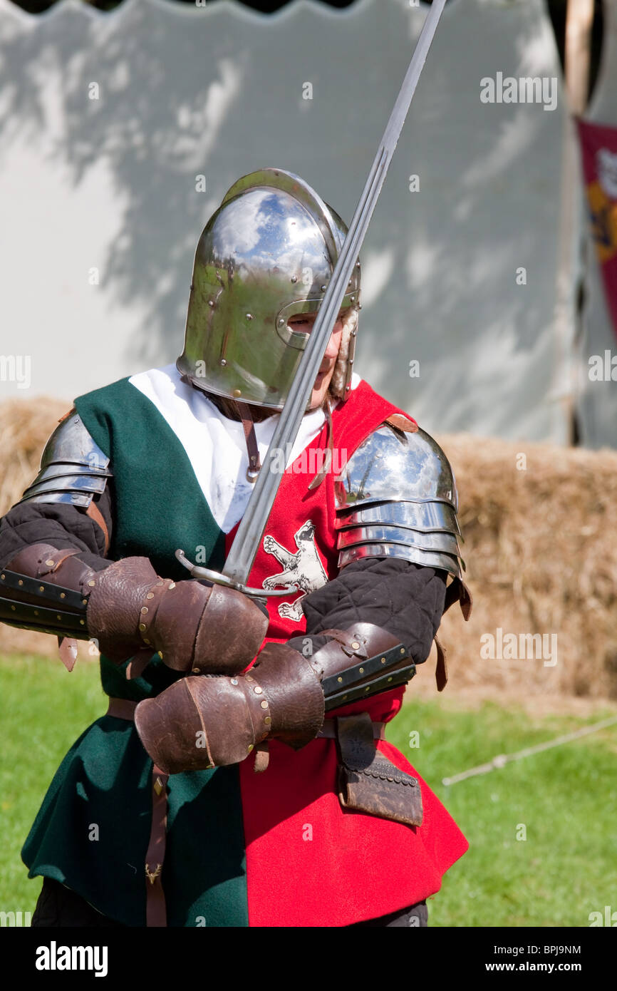 Knight with sword -Fotos und -Bildmaterial in hoher Auflösung – Alamy