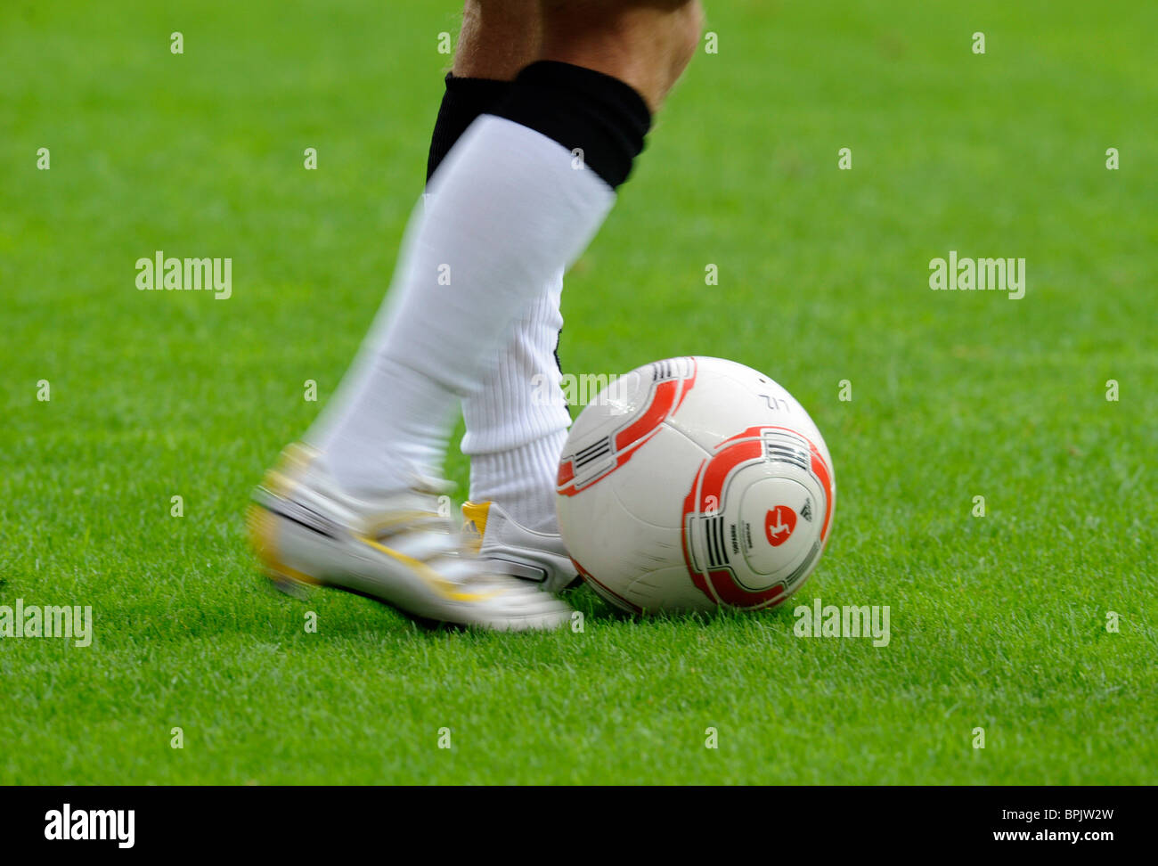 Soccer ball adidas torfabrik -Fotos und -Bildmaterial in hoher ...