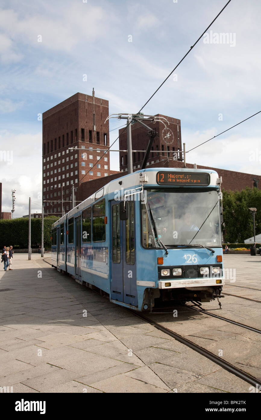 Bild zeigt eine Straßenbahn vor dem Radhus Oslo Rathaus, Hafen von Oslo ...