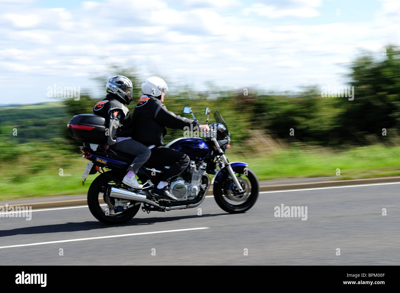 Motorradfahrer und sozius yamaha -Fotos und -Bildmaterial in hoher ...