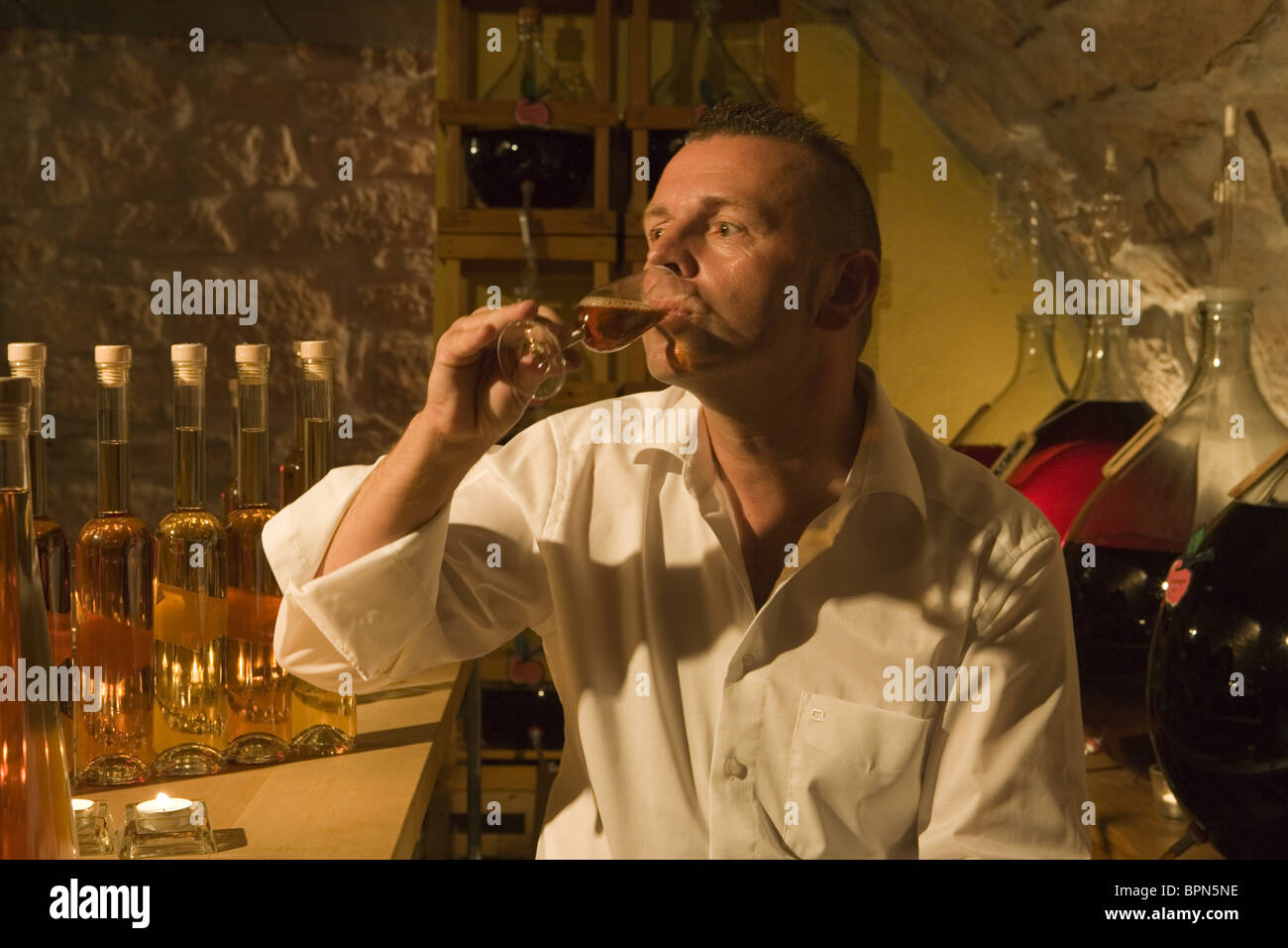 Inhaber Juergen H. Krenzer Tests Apfel Sherry in der Apfelwein und ...