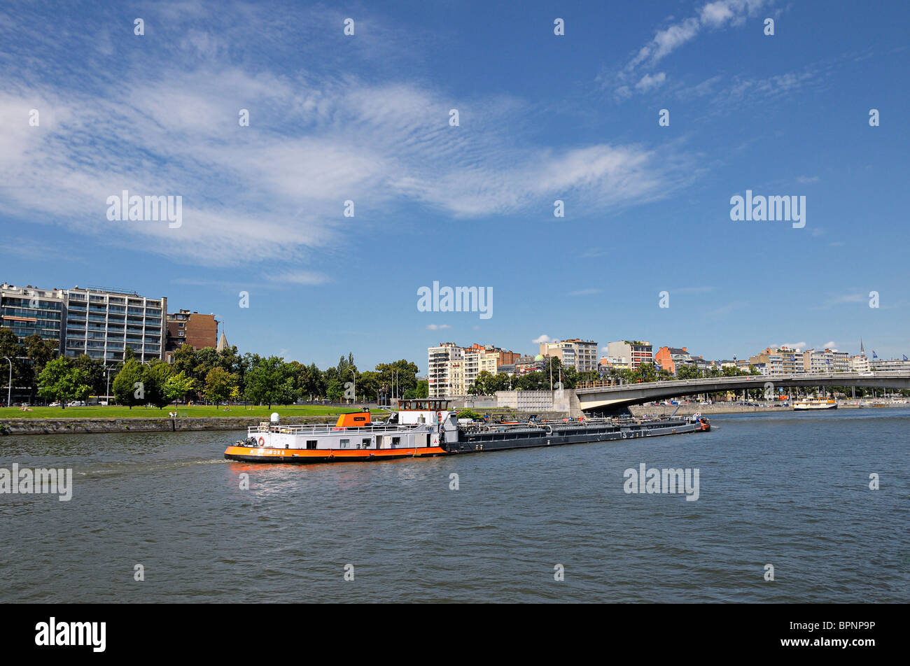 Maas fluss mit einem lastkahn -Fotos und -Bildmaterial in hoher ...