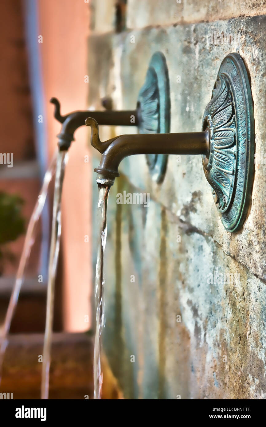 Alter Brunnen in Cole du Tende, Frankreich Stockfotografie - Alamy