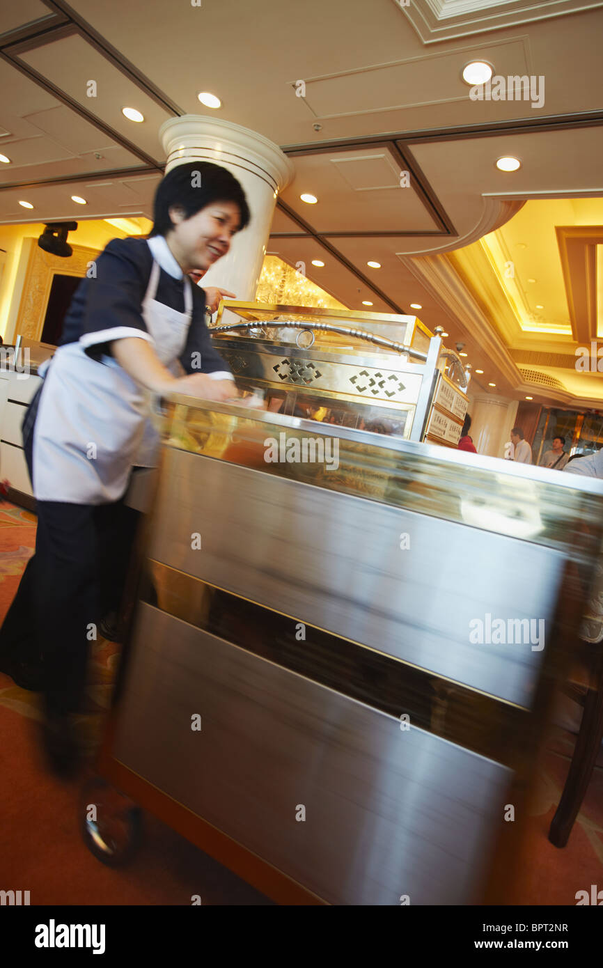 China kellnerin -Fotos und -Bildmaterial in hoher Auflösung – Alamy