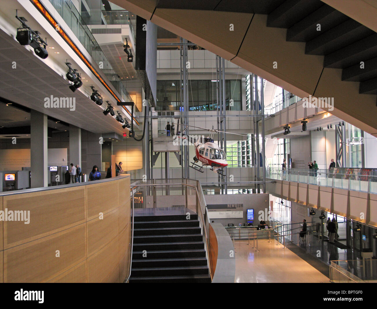 Museum ramp stairs -Fotos und -Bildmaterial in hoher Auflösung – Alamy
